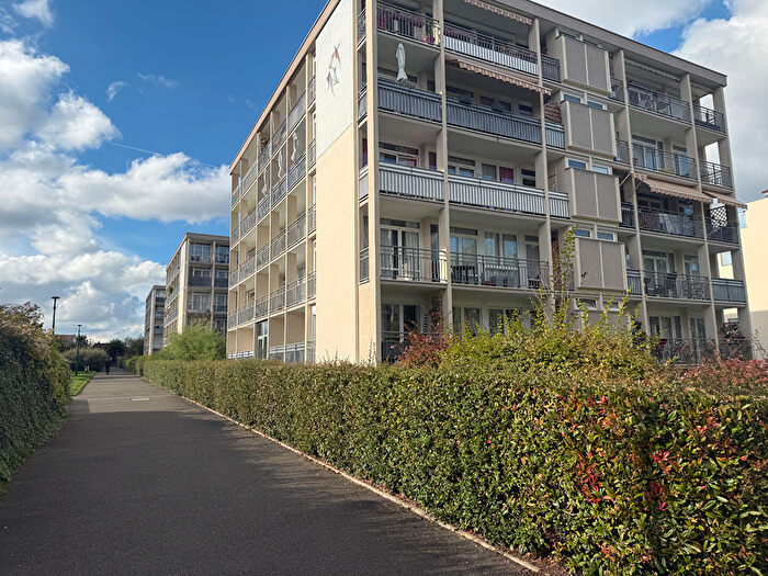 Appartement à louer - Fontenay-le-Fleury, Hôtel de ville - 1 pièce