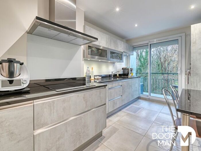 Appartement à vendre - Les Essarts-le-Roi - 5 pièces - 3 chambres