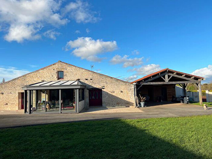 Maison à vendre - Saint-Jean-de-Beugné - 7 pièces - 5 chambres