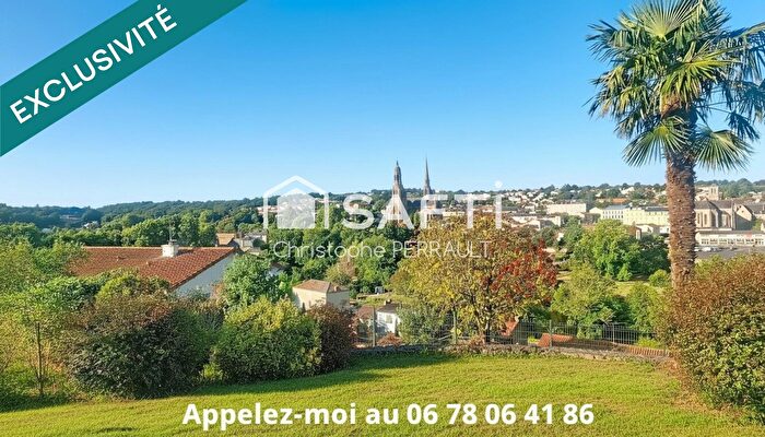Saint-Laurent-sur-Sèvre : Maison 6 pièces à vendre