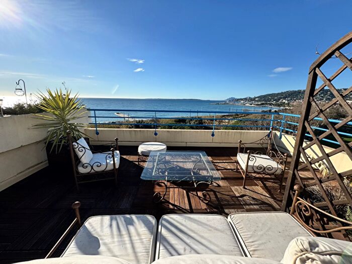 Appartement à louer - Antibes, Antibes-les-Pins, Trianon, Le Fournel, Peyregoue - 3 pièces - 2 chambres