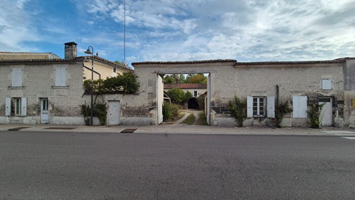 Maison 5 pièces à vendre à Saint-Fort-sur-le-Né