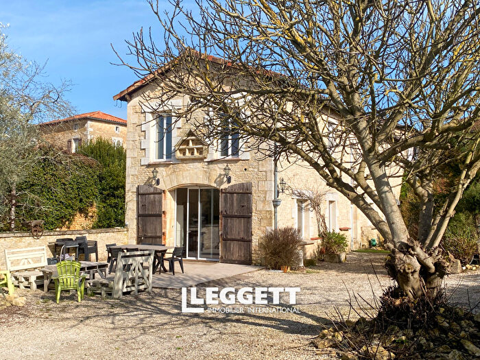 Maison à vendre - Saint-Amant-de-Bonnieure - 7 pièces - 5 chambres