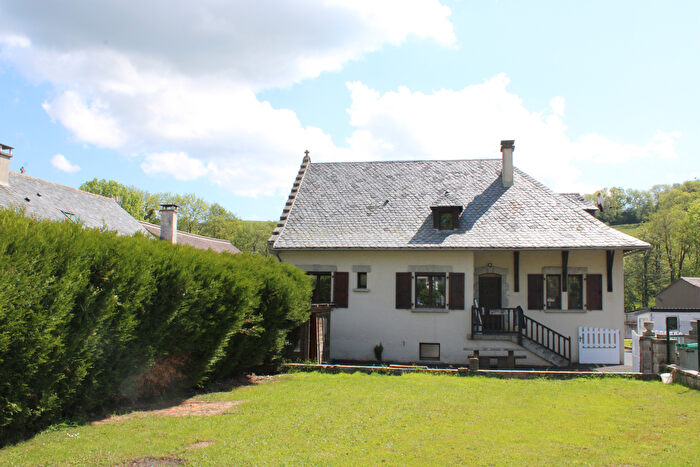 Maison à vendre - Riom-ès-Montagnes - 6 pièces - 4 chambres