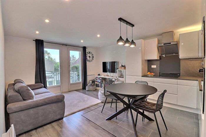 Appartement à vendre - Saint-Nom-la-Bretèche - 3 pièces - 2 chambres