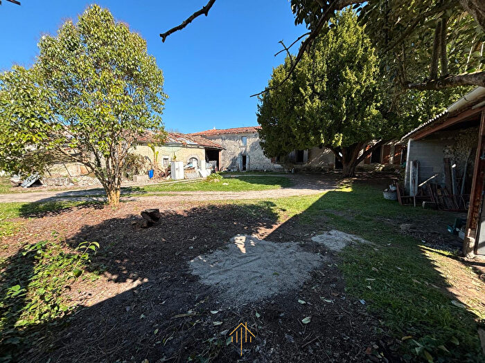 Maison à vendre - Criteuil-la-Magdeleine - 5 pièces - 4 chambres