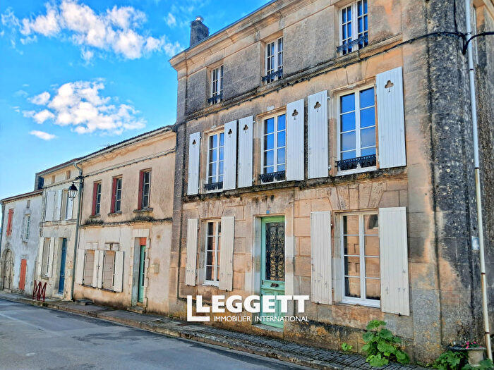 Maison 12 pièces à Neuvicq-le-Château, à vendre