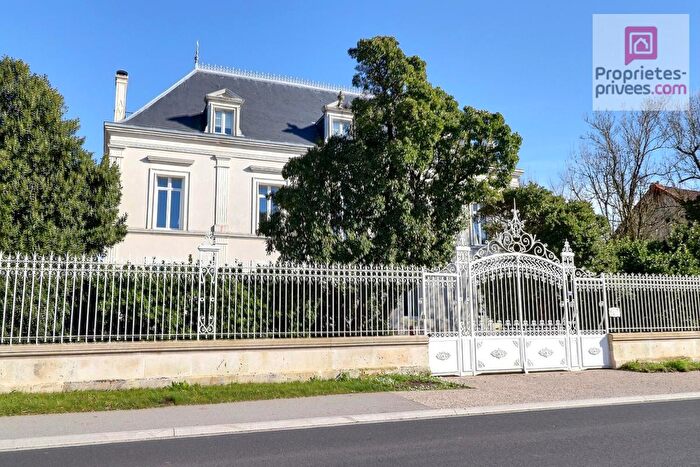 Maison à vendre - Villeneuve-la-Comtesse - 13 pièces - 4 chambres