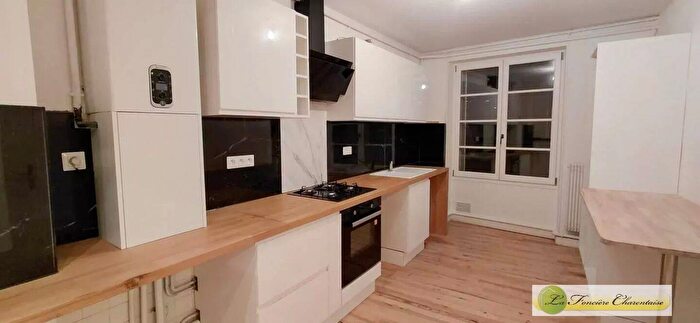 Appartement à louer - Vieil Angoulême-Centre Ville - 4 pièces - 3 chambres