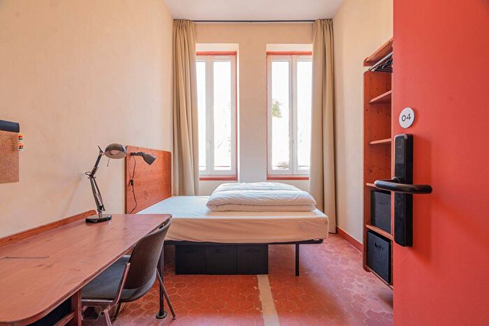 Appartement à louer - Cinq Avenues, Marseille ème arrondissement - 10 pièces - 10 chambres