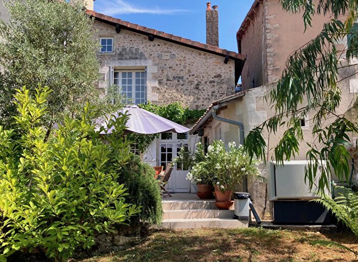 Maison à vendre - Sanxay - 8 pièces - 3 chambres