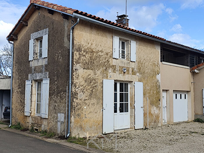 Maison à louer - Roches-Prémarie-Andillé - 4 pièces - 2 chambres