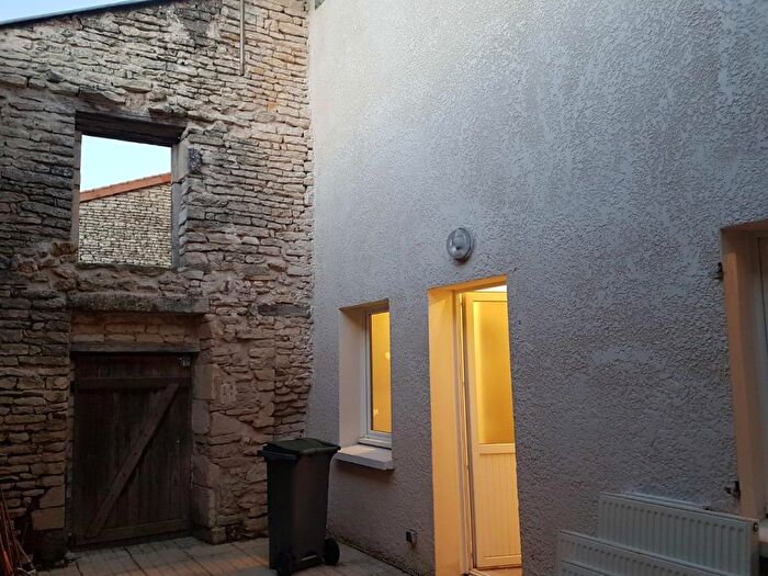 Maison à louer - Neuville-de-Poitou - 2 pièces - 1 chambre