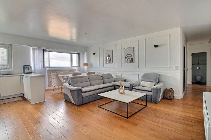 Appartement 4 pièces à Courbevoie, Hôtel de ville, à vendre