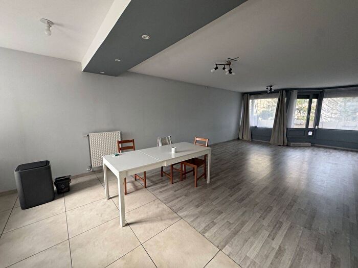 Appartement à louer - Le Pont des Planches-Quartiers Est, Vaulx-en-Velin - 3 pièces - 2 chambres