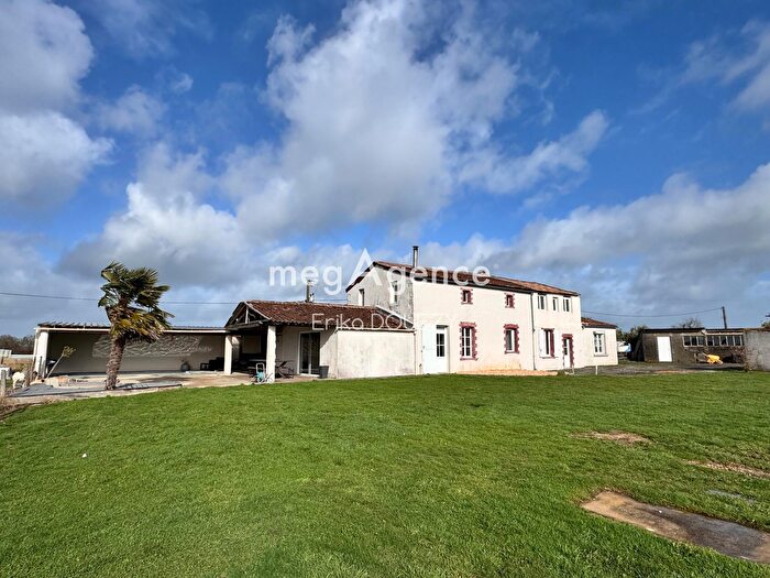 Maison à vendre - Saint-Pierre-des-Échaubrognes - 7 pièces - 5 chambres