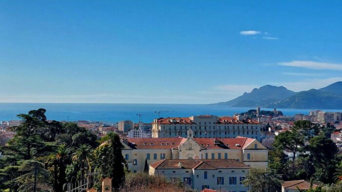 Cannes, Californie Pezou : Appartement 3 pièces à vendre