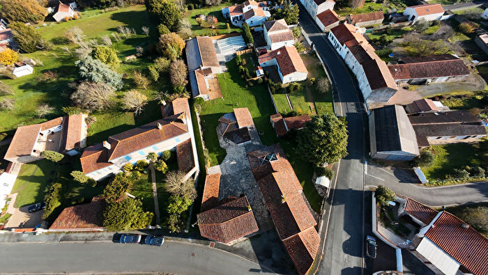 Maison à vendre - Saint-Michel-en-lHerm - 14 pièces - 7 chambres