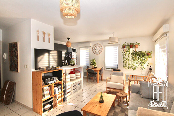 Appartement à vendre - Vénissieux - 3 pièces - 2 chambres