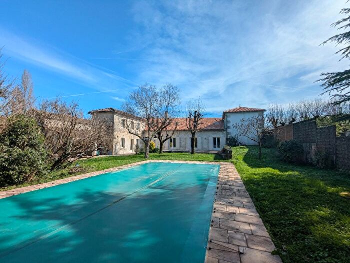 Maison à vendre - Cognac, Crouin - 12 pièces - 6 chambres