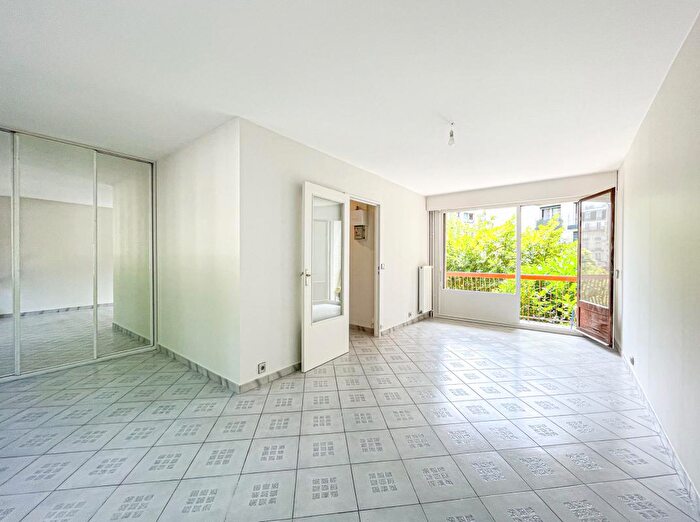Paris 18ème, Grandes Carrières, Clichy : Appartement 1 pièce à vendre