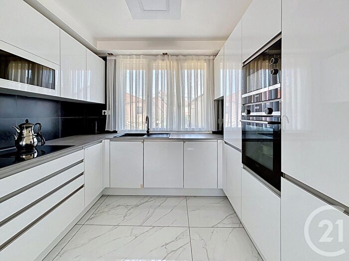 Maison 5 pièces à Combs-la-Ville, République, à vendre
