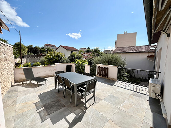 Appartement à vendre - Vénissieux, Centre-ville - 5 pièces - 3 chambres