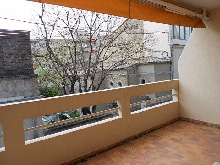 Appartement à louer - Esplanade, Nîmes - 1 pièce