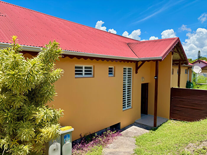 Maison 4 pièces à Sainte-Anne, à louer