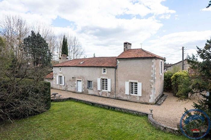 Maison à vendre - Chasseneuil-du-Poitou - 7 pièces - 4 chambres