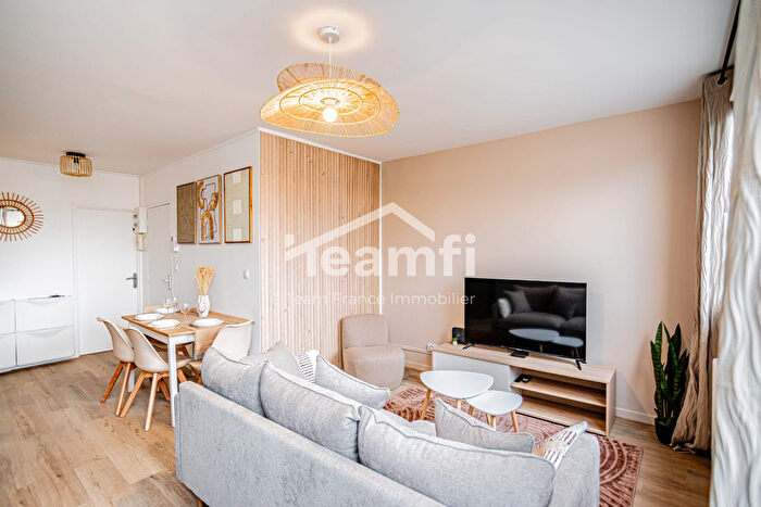 Appartement à louer - Fleury-les-Aubrais, Centre-ville, Lamballe - 5 pièces - 4 chambres