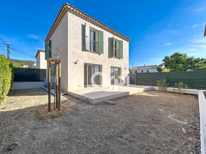 Ferrages, La Fare-les-Oliviers : Maison 4 pièces à louer