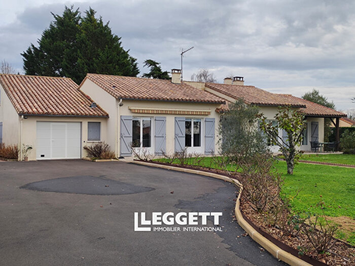 Maison à vendre - Civray - 6 pièces - 4 chambres