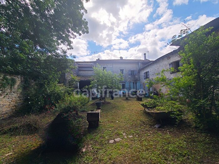 Saint-Hilaire-de-Villefranche : Maison 5 pièces à vendre