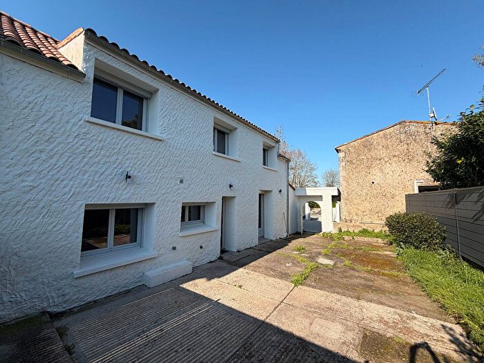 Maison à louer - Saint-Sulpice-de-Royan - 5 pièces - 4 chambres