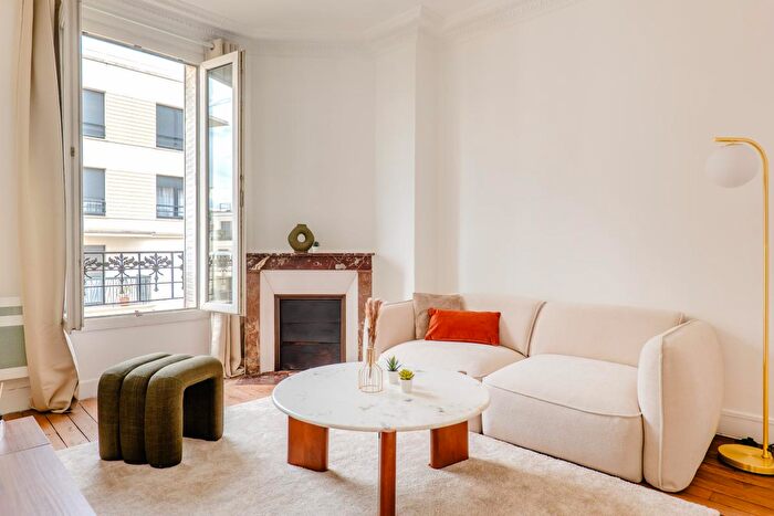 Suresnes, Carnot, Gambetta : Appartement 2 pièces à vendre