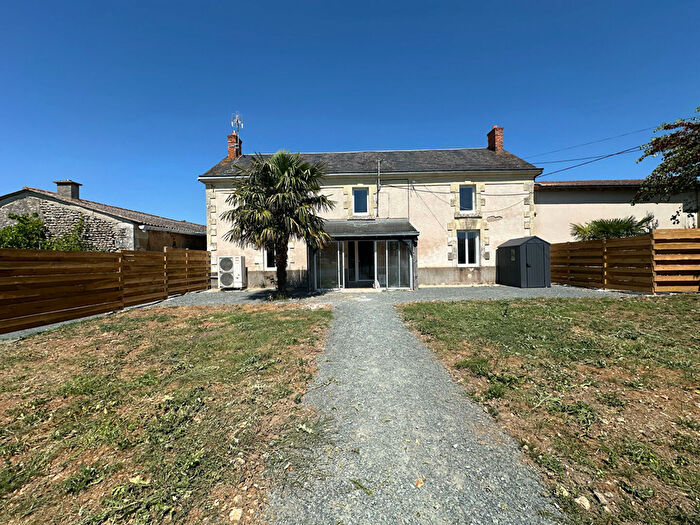 Maison 5 pièces à Saint-Léger-de-Montbrun, à louer