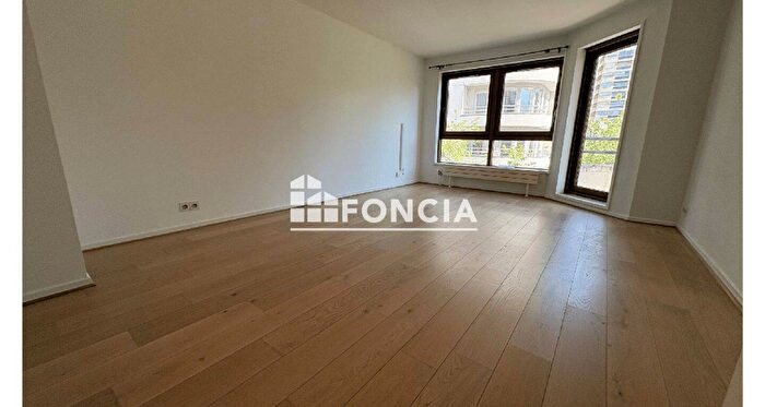 République, Suresnes : Appartement 2 pièces à louer