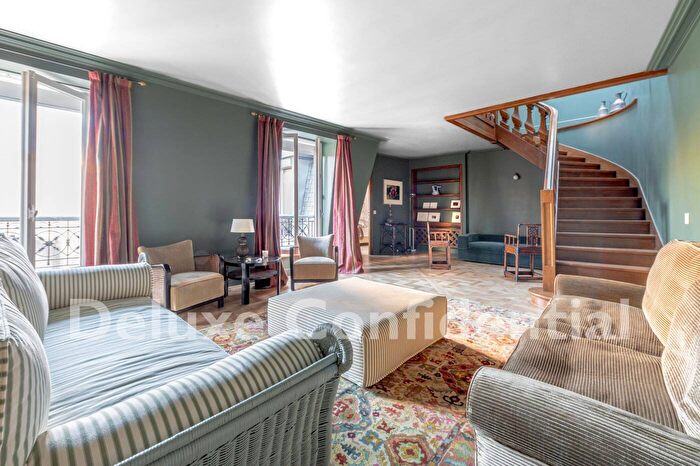 Appartement à louer - Saint Philippe du Roule, Paris ème arrondissement - 6 pièces - 2 chambres