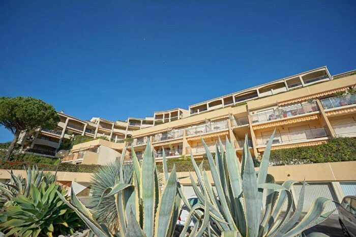 Appartement à louer - Village-Le Val-Cabrieres, Mougins - 1 pièce