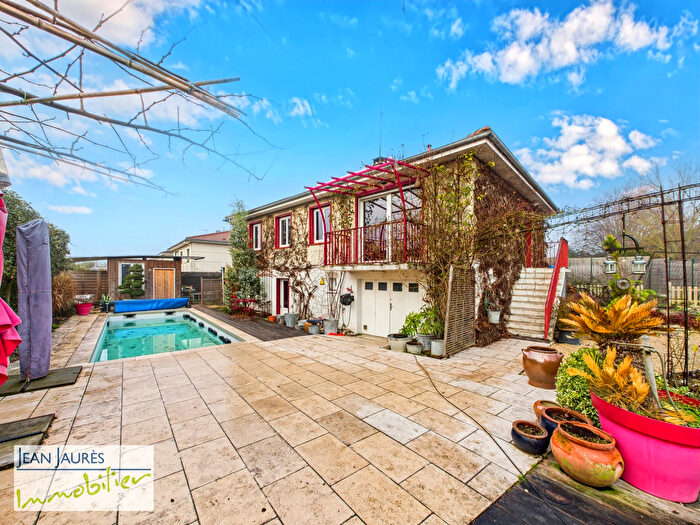 Maison à vendre - Saint-Julien-les-Villas - 6 pièces - 4 chambres