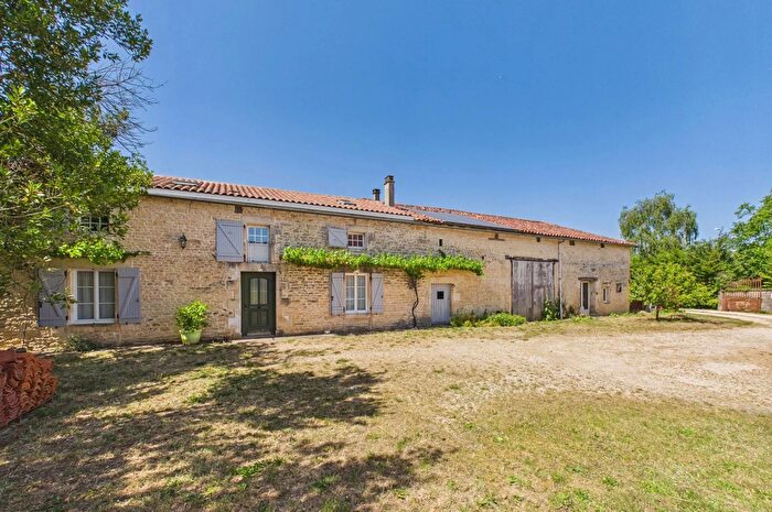 Salles-de-Villefagnan : Maison 8 pièces à vendre