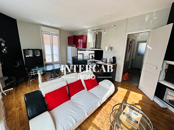 Appartement à louer - Laon Zola-Neufchâtel-Orgeval, Reims - 3 pièces - 2 chambres