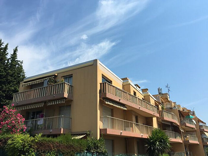 Appartement à louer - Cagnes-sur-Mer, Les Bréguières - 1 pièce - 1 chambre