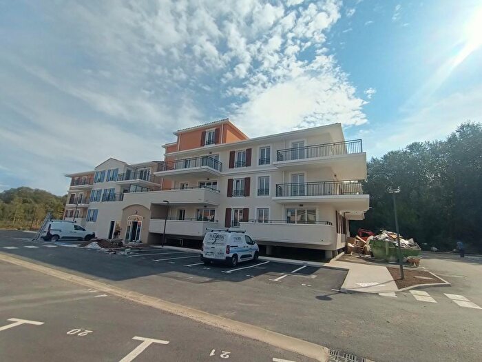 Appartement à louer - Cogolin, Centre-ville, Subeiran, Pas de Grimaud - 3 pièces - 2 chambres