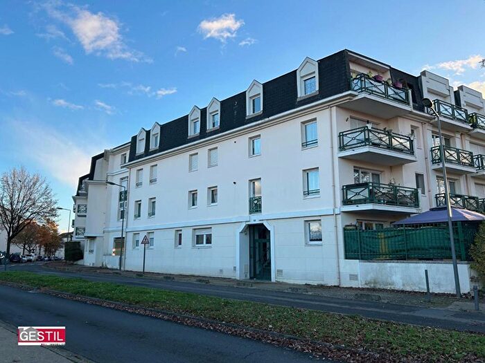Appartement à louer - Jouy-le-Moutier, Merisiers, Ecancourt, Côte-des-Carrières, Tremblays - 1 pièce