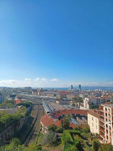 Appartement à louer - Cinq Avenues, Marseille ème arrondissement - 2 pièces - 1 chambre