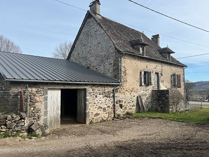Maison à vendre - Chalvignac - 6 pièces - 5 chambres
