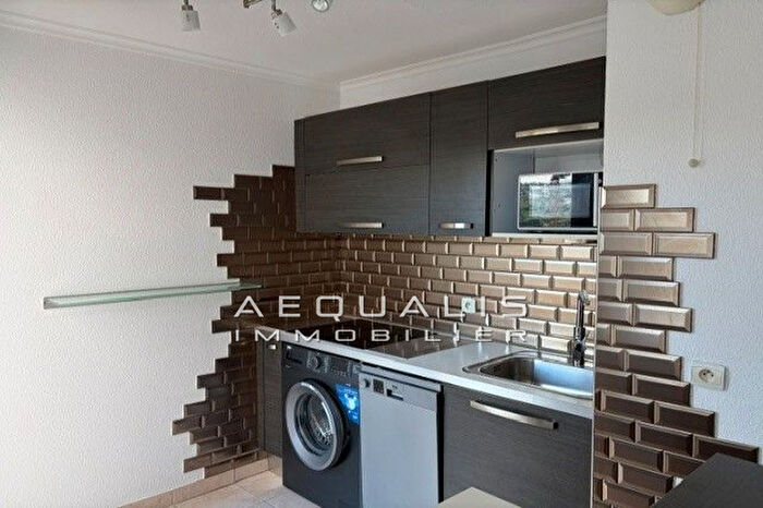 Appartement à louer - Saint-Laurent-du-Var, Tuilière, Sainte-Petronille, Les Crottes, Tour, Iscles - 2 pièces - 1 chambre