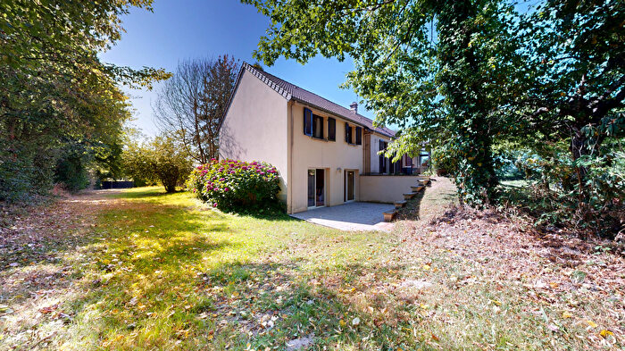 Maison 8 pièces à Bacilly, à vendre